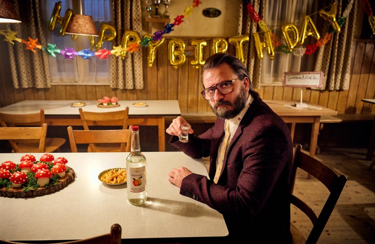 "Guglhupfgeschwader"-Trailer: Eberhofer, ein Hund und die Mafia | film.at