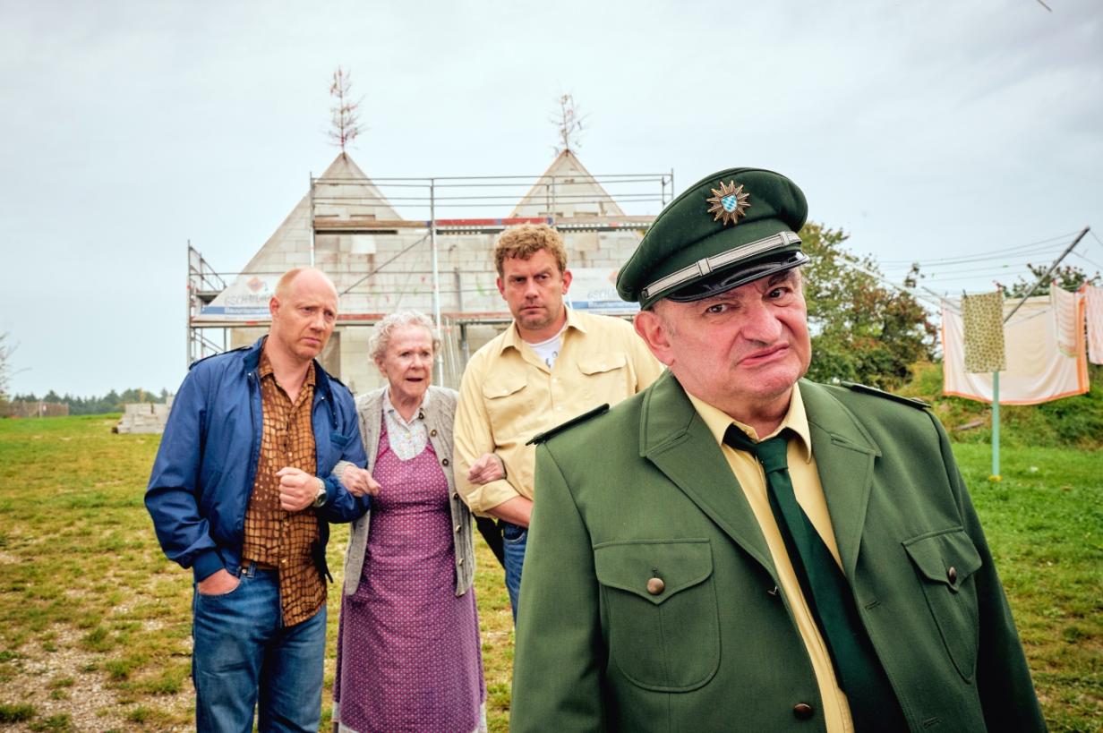 "Guglhupfgeschwader"-Trailer: Eberhofer, ein Hund und die Mafia | film.at