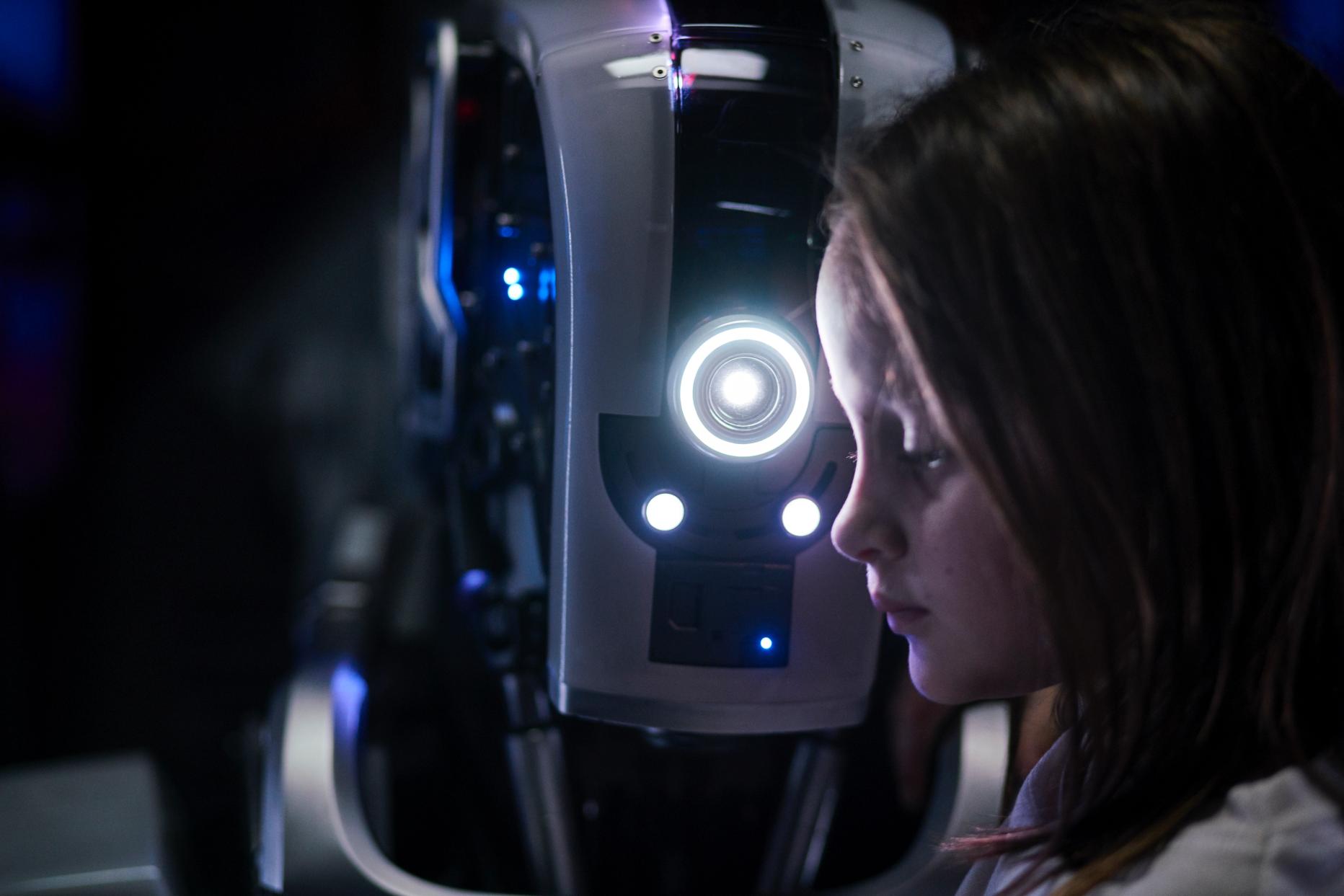 "I Am Mother" auf Netflix: Die Robot-Mama als Helikopter