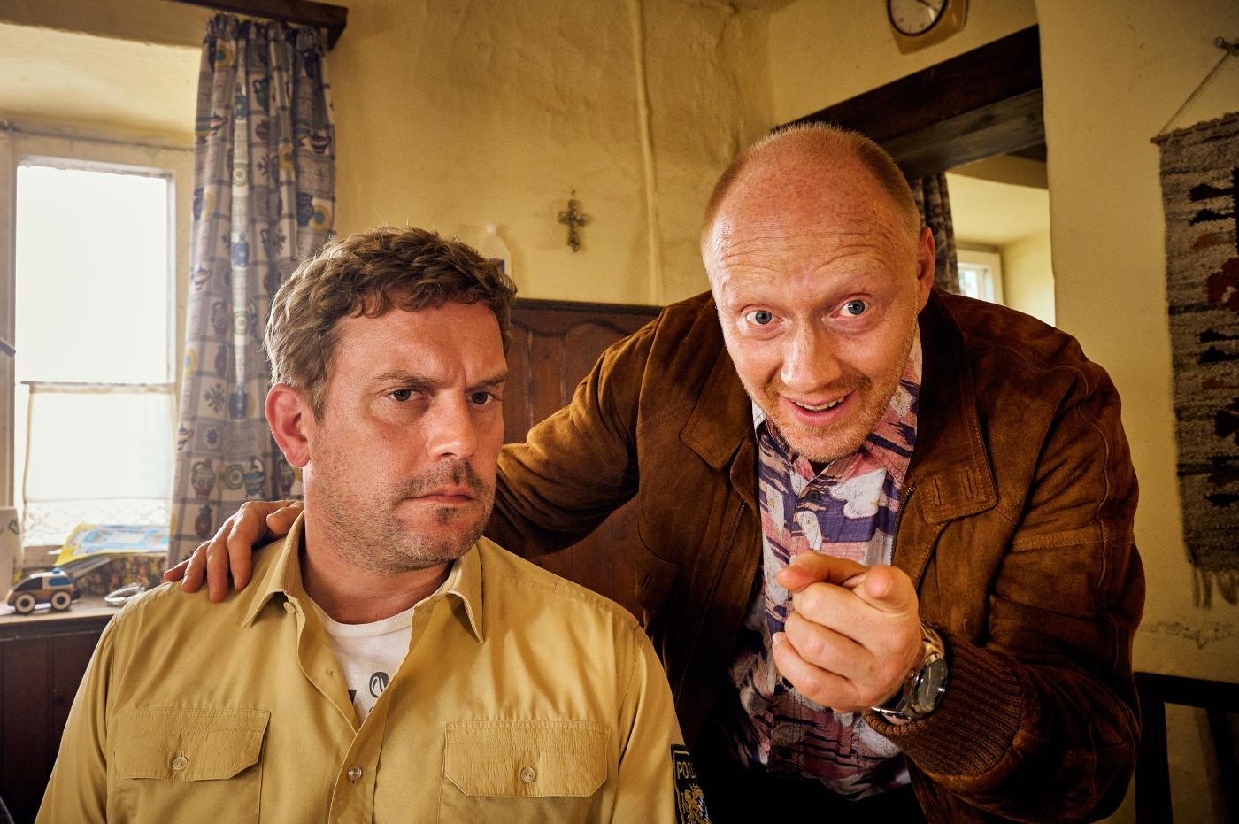 "Guglhupfgeschwader"-Trailer: Eberhofer, ein Hund und die Mafia | film.at