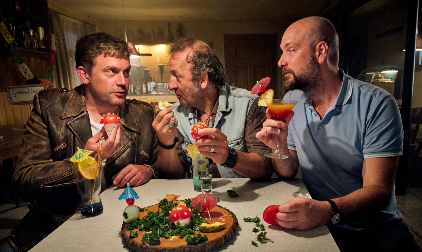 "Guglhupfgeschwader"-Trailer: Eberhofer, ein Hund und die Mafia | film.at