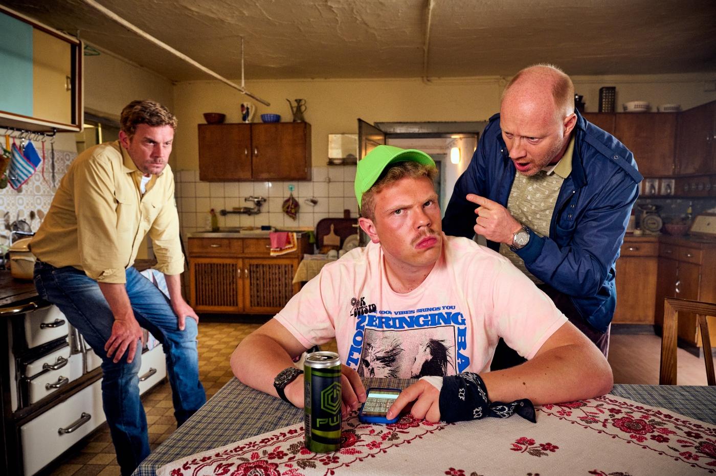 "Guglhupfgeschwader"-Trailer: Eberhofer, ein Hund und die Mafia | film.at