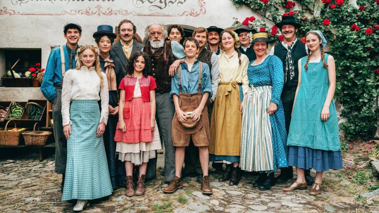 "Heidi"-Serie bei RTL: Heike Makatsch als Fräulein Rottenmeier
