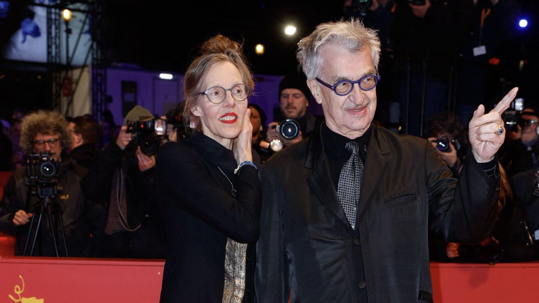 Oscars 2024: Donata Wenders strickt sich Outfit aus VHS-Bändern