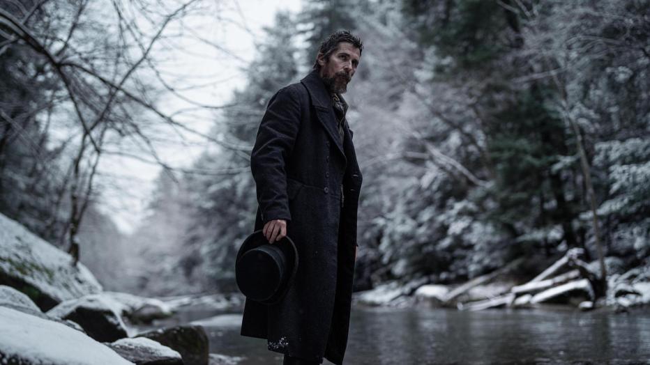 "The Pale Blue Eyes"-Trailer: Christian Bales in Netflix-Thriller | film.at