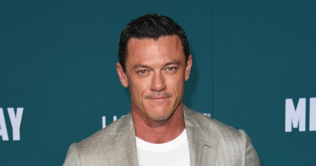 Luke Evans teilt Selfie, das ihn mit seinem Partner zeigt