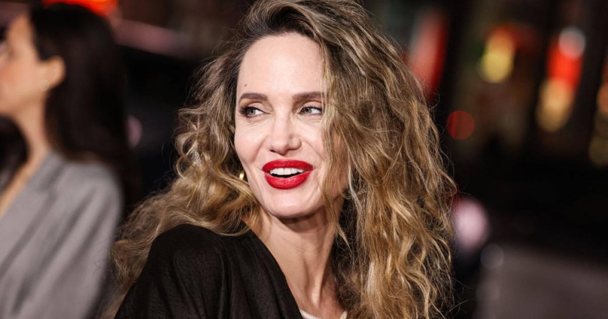 Angelina Jolie: Grund für Barfuß-Auftritt bei Jimmy Fallon