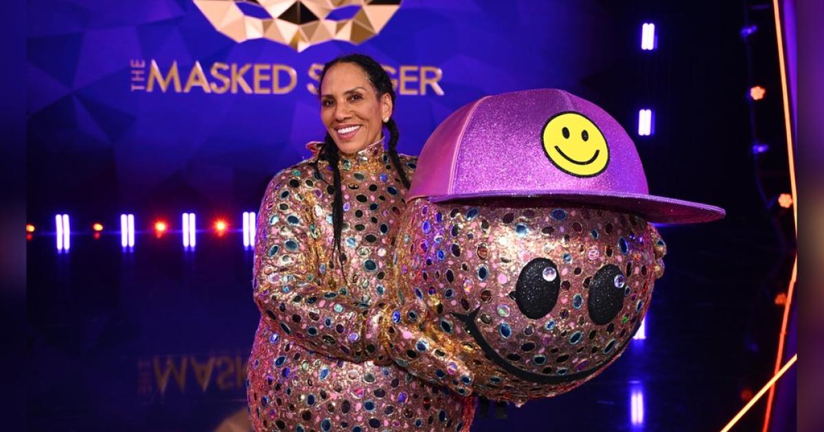 "The Masked Singer" 2025 Folge 1: Wer steckt im Smiley-Kostüm?